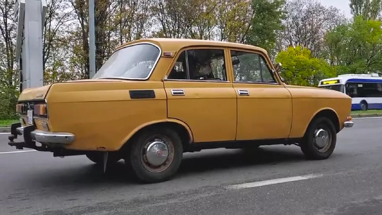 Rusia relansează producția Moskwich, o marcă de automobile din era sovietică, la o fostă fabrică ...