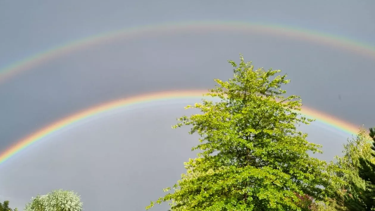 Spectacol de culori pe cerul Capitalei. Un curcubeu dublu a încântat ...