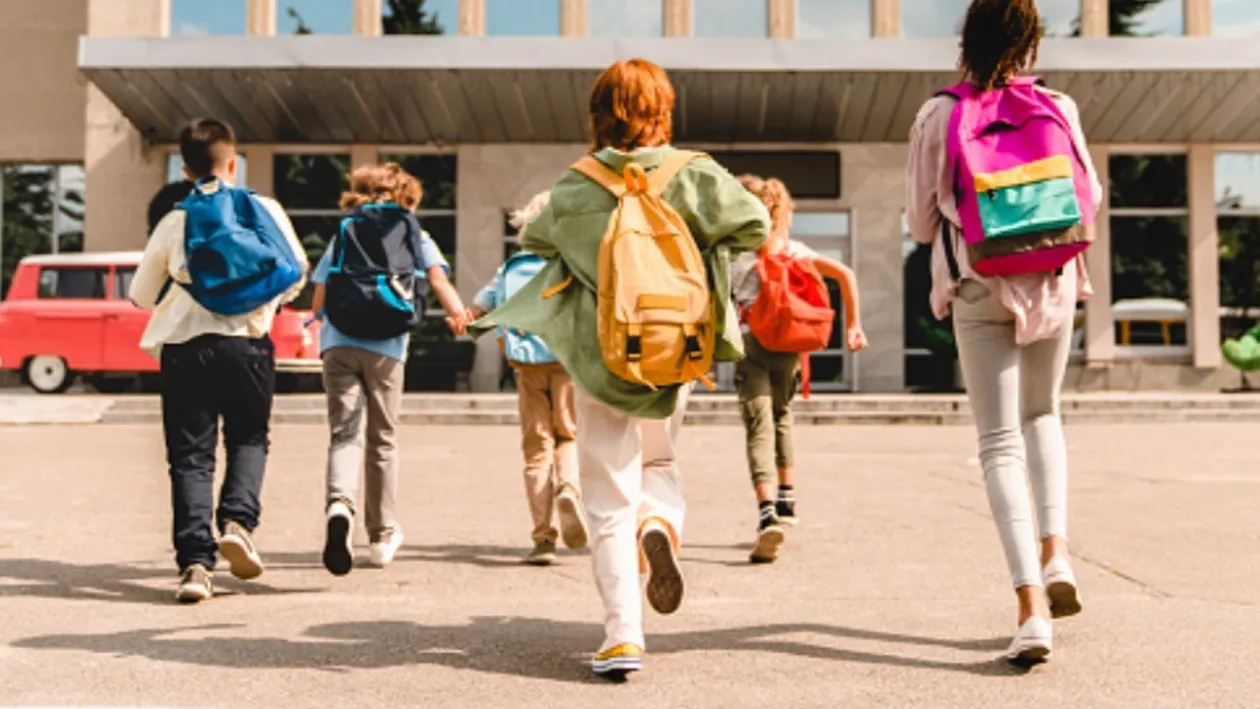 Bursele școlare vor fi plătite pe 20 noiembrie. Cine riscă să nu le ...