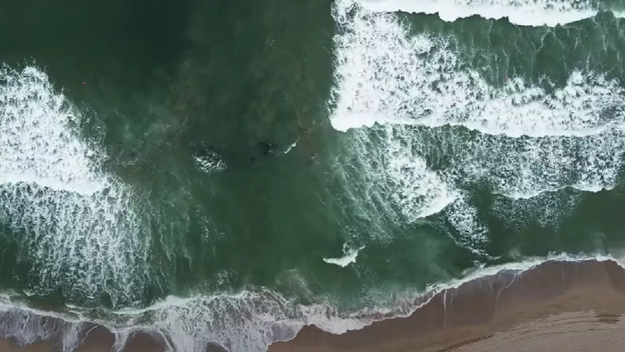 Furtunile de pe litoral au dus la valuri record. 7,5 metri înălțime la ...