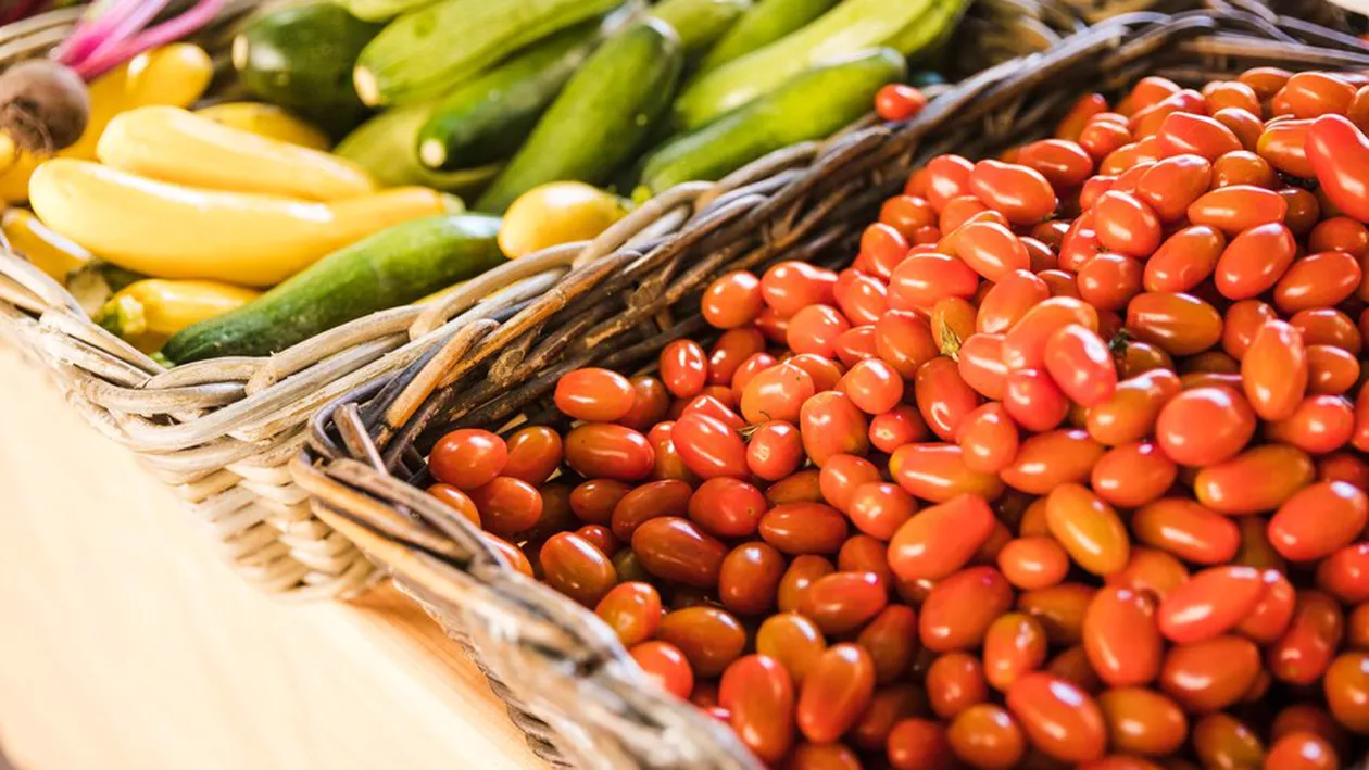 Tarabe sociale pentru bătrânelele care vând legume și flori pe trotuar ...