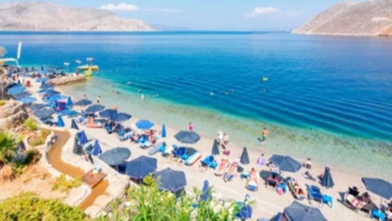 Ce temperatură are apa mării în Grecia, în comparație cu cea din Marea ...