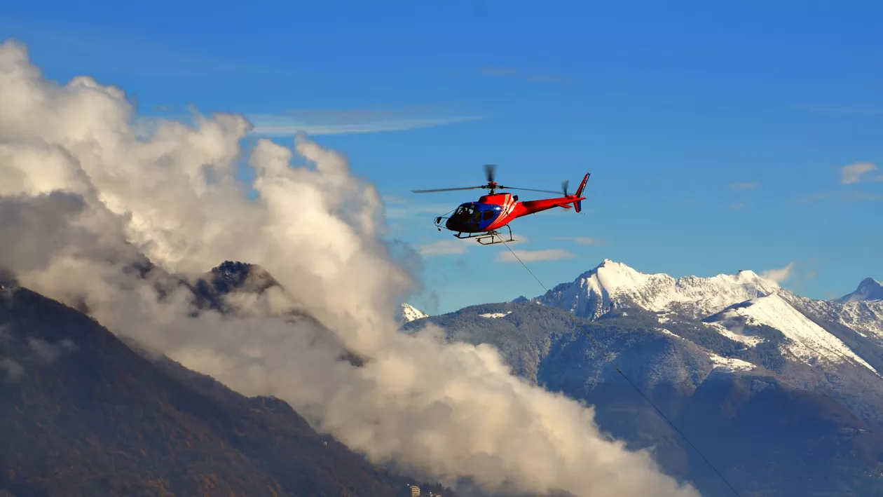 Un elicopter cu turiști s-a prăbușit lângă muntele Everest. Cinci ...