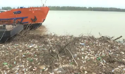 Dunărea, sufocată de gunoaie! Cea mai gravă situație este în punctul de ...