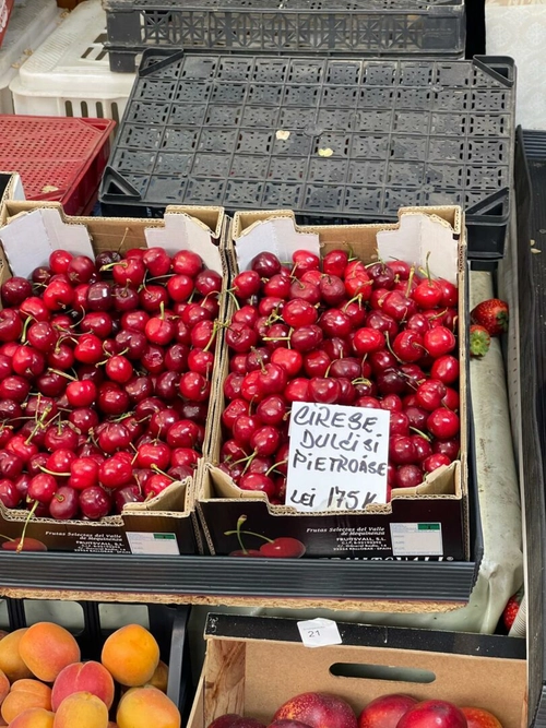 Uluitor: Cât costă un kilogram de cireşe în cea mai scumpă piaţă din ...